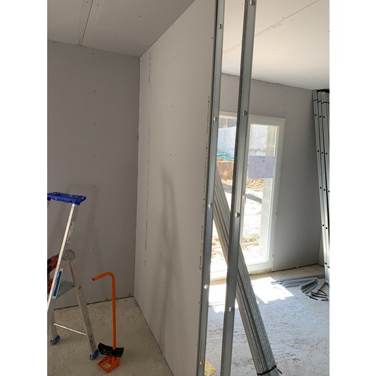 Plaquiste cloison séparative en plaque de plâtre type ba 13 sur une ...