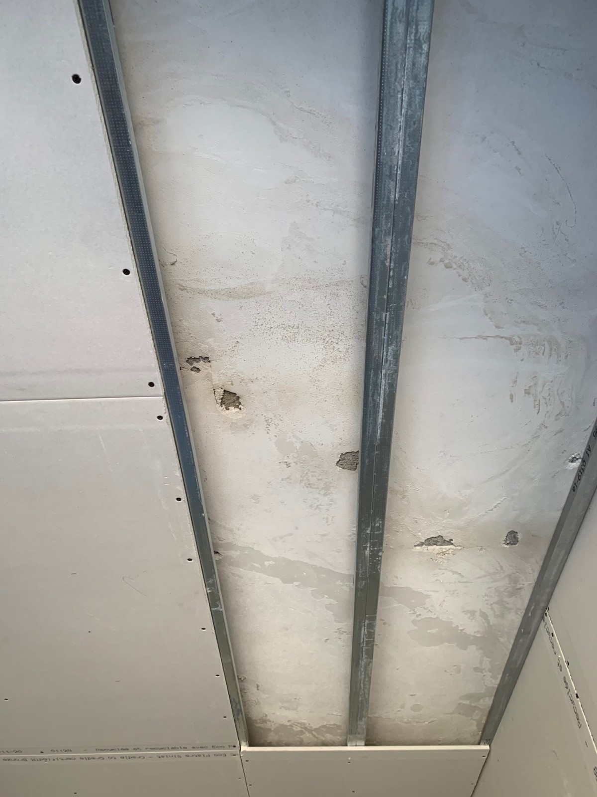 Plaquiste, pose de faux plafond sur une ossature métallique, plaque de ...